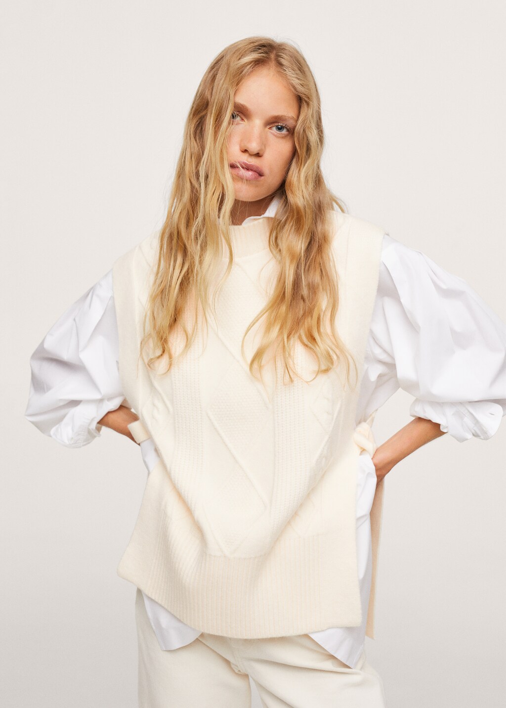 Gilet with side opening