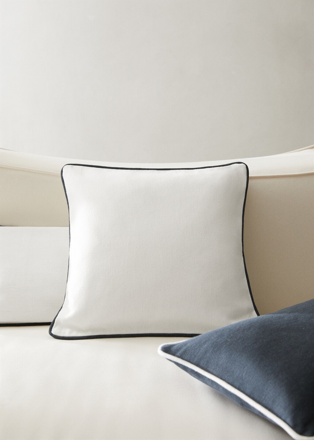 Housse coussin liseré 45x45 cm - Home | MANGO OUTLET France métropolitaine