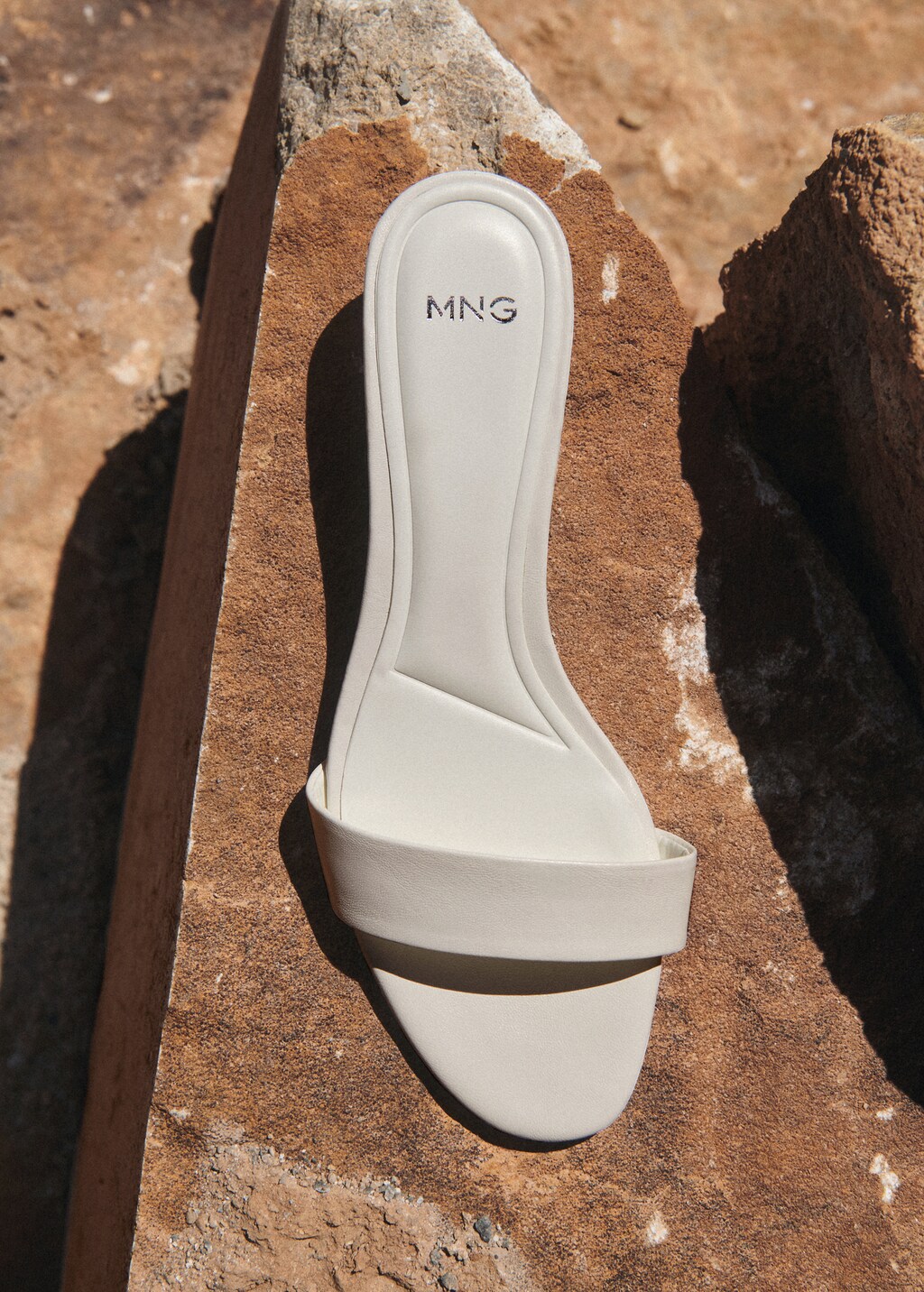 Sandália de tiras com salto kitten - Mulher | MANGO OUTLET Portugal